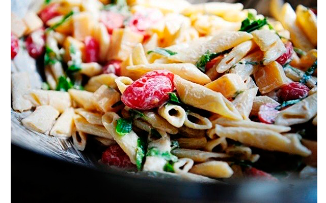 Салат з сиром, томатами і базиліком. - Thule